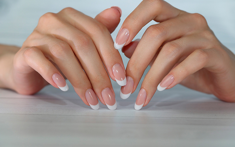 French manicure: what is it, history, how long does it last